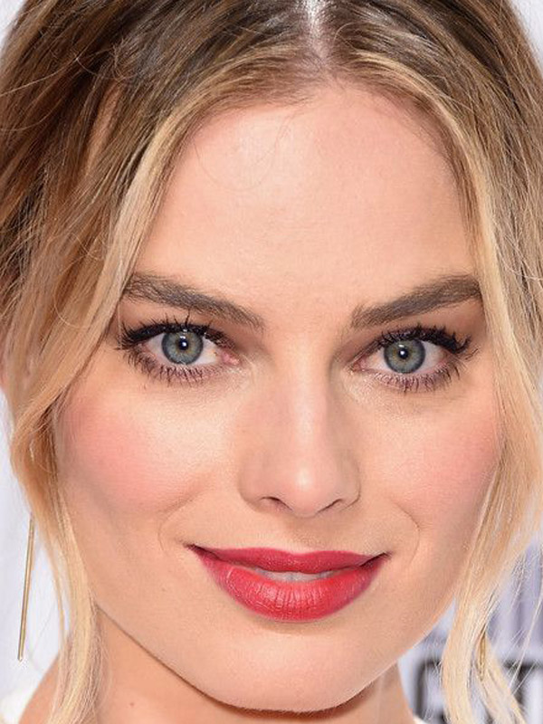 margot-robbie-hideg-piros-ruzs – Dream Wardrobe